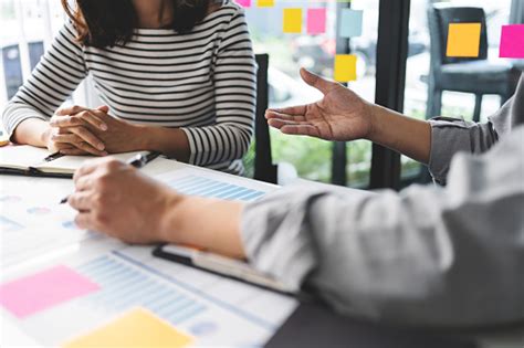 창업팀 브리핑 계획 프로젝트 사무실에서 창조적 인 스타트 업 비즈니스 사람들 그룹 2명에 대한 스톡 사진 및 기타 이미지 2명 개발 계획 Istock