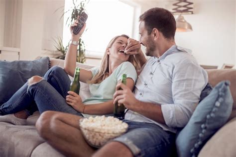 Casal Assistindo Tv E Comendo Pipoca Foto Premium