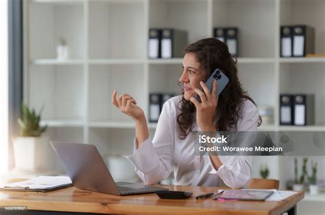 관리자 사업가 재무 검사관이 잔액을 계산하는 보고서를 작성합니다 내부 수익 및 회계 개념 Office Of Management And Budget에 대한 스톡 사진 및 기타
