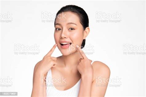 흰색 배경에 깨끗한 신선한 피부를 가진 아름다운 젊은 아시아 여성 얼굴 관리 얼굴 치료 화장품 아름다움과 스파 아시아 여성 초상화 건강관리와 의술에 대한 스톡 사진 및 기타