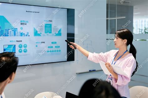 화이트칼라 전문직 회의실 비즈니스미팅 미팅 컨퍼런스콜 미팅 이미지 Jv13681339 게티이미지뱅크