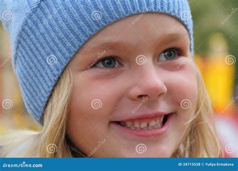 Красивая девушка с светлыми волосами и голубыми глазами Стоковое Фото изображение