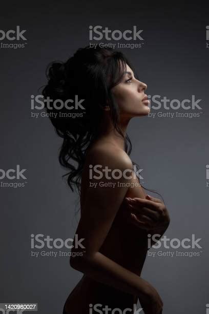 여자 얼굴 아름 다운 큰 눈에 클래식 스모키 메이크업 패션 완벽 한 메이크업 여자 얼굴 부드러운 검은 눈 썹에 표현 눈 갈색 머리를 핥 았다 어두운 배경에서 여자의 초상화