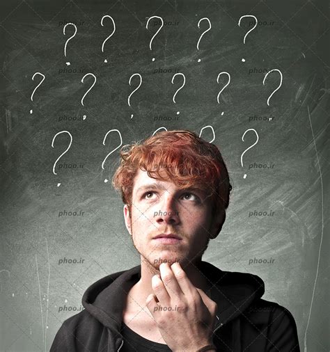 عکس با کیفیت مرد در حال فکر کردن و علامت های سوال در اطراف سرش عکس با