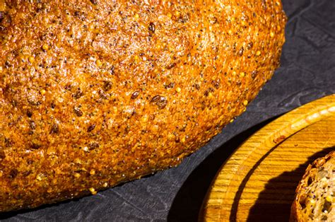 아마 양귀비 씨앗 참깨 기장 호박 해바라기 씨와 소박한 천연 효모가없는 빵 조각 나무 보드에 검은 배경 하드 빛 낮은 키에 사진 갈색에 대한 스톡 사진 및 기타 이미지