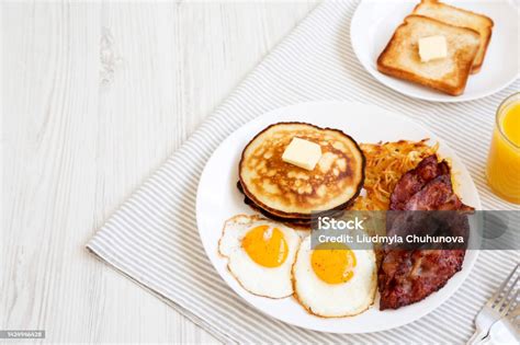 베이컨 해시 브라운 달걀 및 팬케이크와 함께 하얀 나무 배경에 접시에 풀 아메리칸 조식 측면 전망 공간을 복사합니다 0명에 대한 스톡 사진 및 기타 이미지 Istock