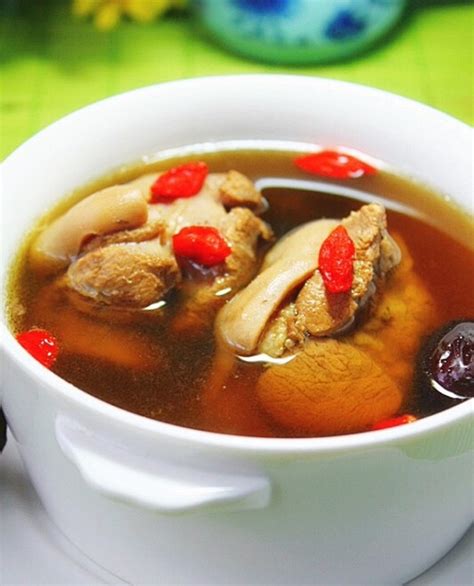 当归杜仲羊肉汤、小寒温补靓汤：羊腿肉、当归、黄芪、红枣、杜仲、枸杞子、杜仲酒、做法：羊腿肉斩块焯水 水中放点橘子皮和山楂 去腥效果非常好 黄芪、当归、杜仲（在酒中浸泡过的）放入药料包中 防止煲