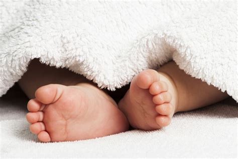 Сухая кожа у ребенка на теле ногах и руках причины и что делать