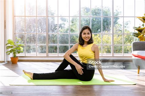 아름다운 젊은 아시아 여자 연습 요가 에 거실 에 집 보고 카메라 가정 생활에 대한 스톡 사진 및 기타 이미지 가정 생활