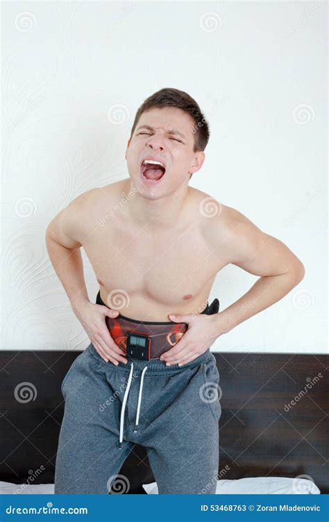 Сотрясенный и усиленный красивый молодой человек с электрическое Devic Стоковое Изображение