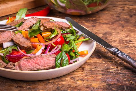 길거리 식탁에 칼과 포크를 곁들인 접시에 채소와 소고기 스테이크 를 곁들인 미국 샐러드 0명에 대한 스톡 사진 및 기타 이미지 0명 검은색 고급 요리 Istock