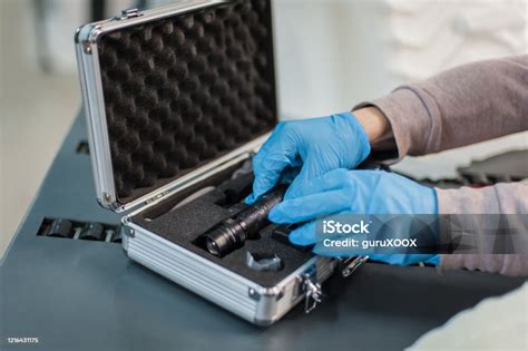 기술자는 수지 3d 인쇄 프린터를 경화하기 위해 Uv 램프를 사용합니다 자외선 차단에 대한 스톡 사진 및 기타 이미지 자외선 차단 전등 3차원 형태 Istock