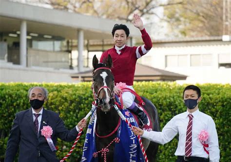 ＜第40回ニュージーランドトロフィー＞レースを制したジャングロと騎乗した武豊、管理する森師（左）＝撮影・郡司 修 ― スポニチ