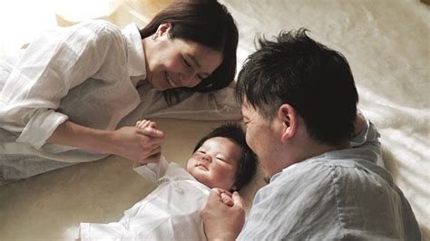 有新生婴儿的幸福家庭
