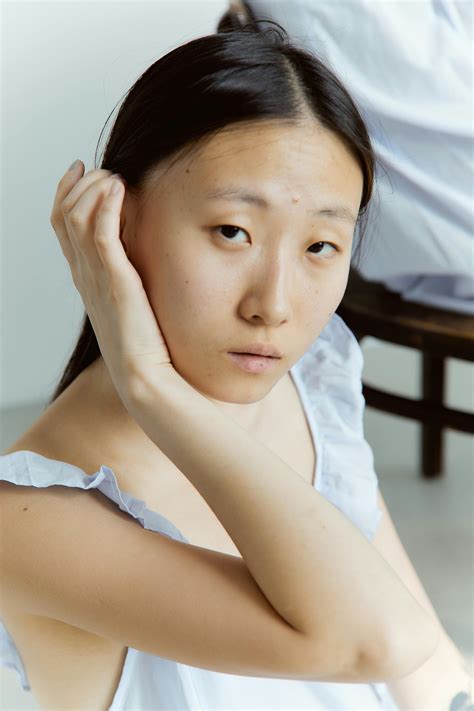 집 밖의 가벼운 갈색 머리 꿈꾸는 장면 꿈꾸는듯한 초상화 녹색 여자 녹색 옷 눈을 감다 레저 머리 머리카락을 들고 몽환 미소 보케 자연 사람