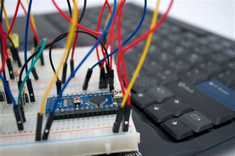 Arduino Transistores Protoboard Con El Led Se Alineó Foto De Archivo Imagen De Laboratorio