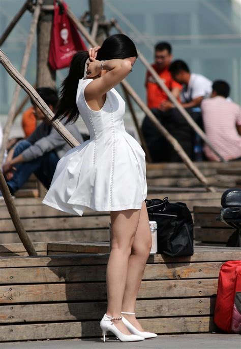 路人街拍 吹啊吹啊 吹乱了美女的裙摆