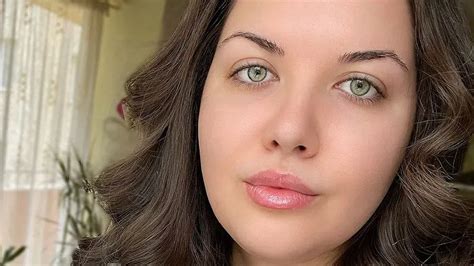 Веселка от Биг Брадър е доволна от килограмите си ето как е изглеждала на бала си Снимка