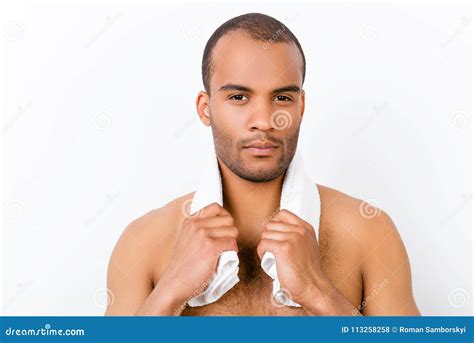 De Zekere Ruwe Jonge Mulat Naakte Mens Bevindt Zich Op Zuiver W Stock Foto Image Of Zwart