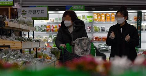마스크 착용한 채 생필품 구입