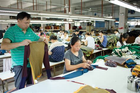 Trabajador En Una Fábrica China De La Ropa Fotografía Editorial
