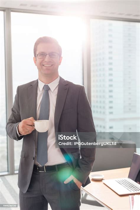 사무실에서 회의실에서 커피 컵으로 서 있는 웃는 사업가의 초상화 기업 비즈니스에 대한 스톡 사진 및 기타 이미지 기업