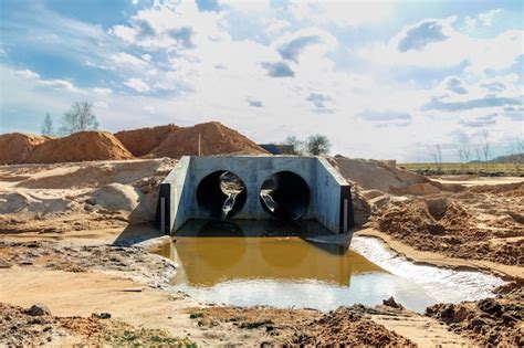 건설 현장의 콘크리트 맨홀 구조물에 트렌치 배수구 연결 빗물 및 지하 유틸리티 펌프장 하수관 건설을 위한 거푸집 프레임의