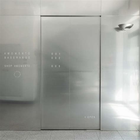 모던한 스테인리스 스틸 문이 있는 엘리베이터