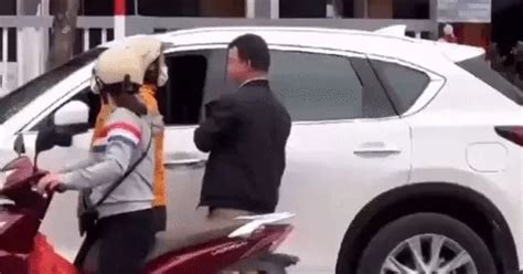 Clip người phụ nữ bị còng tay ra sức chửi bới đụng chạm CSGT
