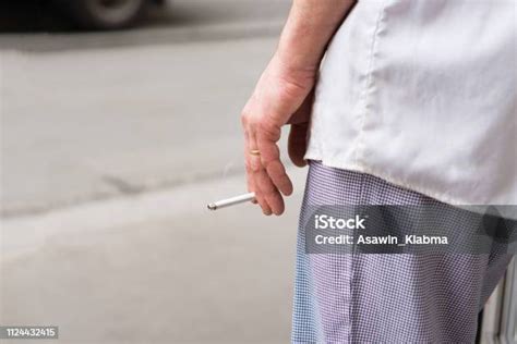 흡연으로 인 한 연기 폐 질병으로는 담배를 들고 남자 손 기종 포함 Copd 등 만성 기관지염 발생 폐 Cancervintage 색깔 복사 공간의 대부분의 경우 가리기에