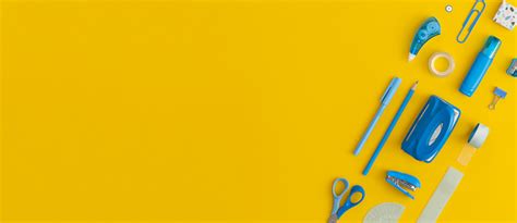 노란색 배경에 학교 문구 복사 공간이 있는 상단 뷰입니다 플랫 레이 학교 개념으로 돌아갑니다 0명에 대한 스톡 사진 및 기타 이미지 Istock