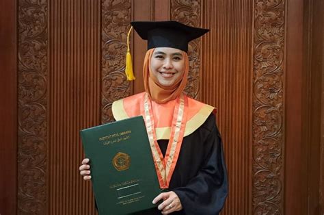 Wisuda Hari Ini Oki Setiana Dewi Menyandang Dua Gelar Doktor