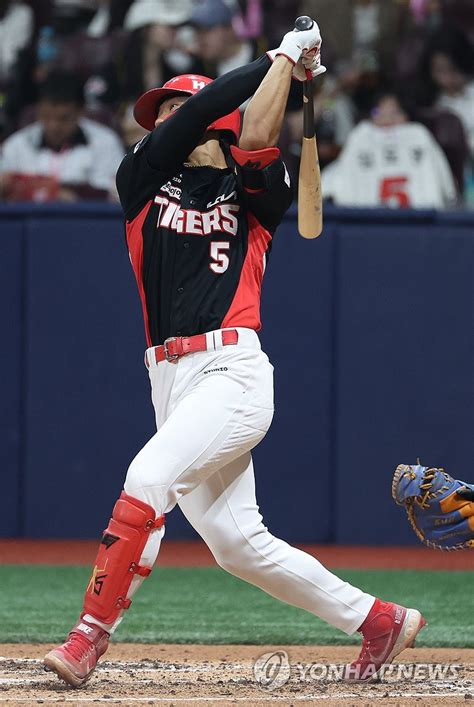 Tigers Kim Do Yeong Becomes 1st Kbo Player With 10 Homers 10 Steals
