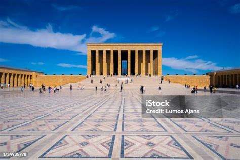 아니트카비르에 있는 무스타파 케말 아타튀르크의 영묘에 있는 사람들의 모습 터키 앙카라 2023년 9월 18일 건물 외관에 대한 스톡 사진 및 기타 이미지 Istock