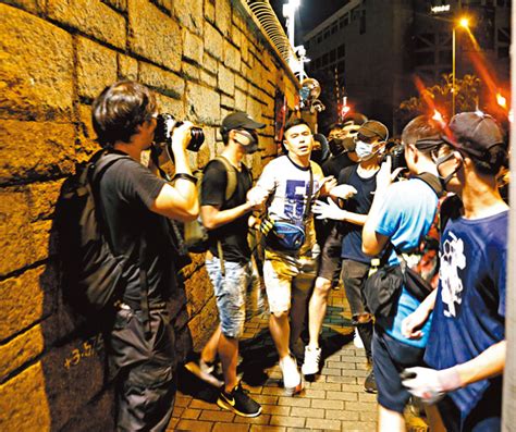 圍警總襲警地盤工判囚四年 香港 香港文匯網