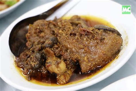 ရွှေဘ ထမင်းဆိုင်မှာ သွားစားခဲ့တဲ့ Mc မခိုင်ချို ရဲ့ ပုံရိပ်