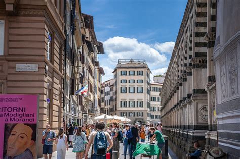 로마의 유서 깊은 중심부 이탈리아의 옛 로마에 있는 붐비는 보행자 거리로 화창한 하늘 아래 방문객들로 붐빕니다 거리에 대한 스톡 사진 및 기타 이미지 Istock