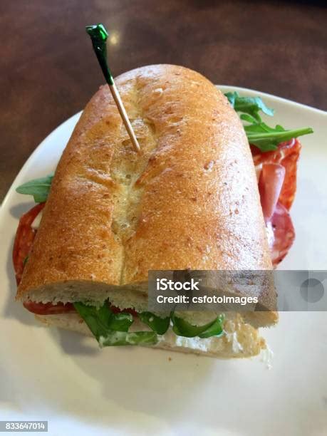훈제 살 햄 살라미와 프로 볼로 네 치즈 바 질 마요네즈와 함께 신선한 Arugula의 Hogagie 롤 샌드위치 0명에 대한