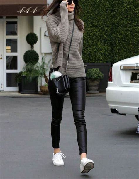 اصول ست شلوار پارچه ای با کتونی برای خانم ها و آقایان ستاره