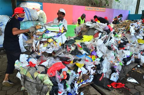 PROGRAM SORTING WASTE INTO GOLD ANTARA Foto