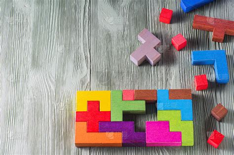 逻辑思维的概念。木制的几何形状。