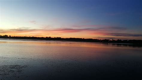 무료 이미지 햇빛 수평선 반사 일몰 잔광 물 해돋이 새벽 고요한 황혼 구름 저녁 분위기 강 육지 호수 바다 아침에 붉은 하늘 저수지