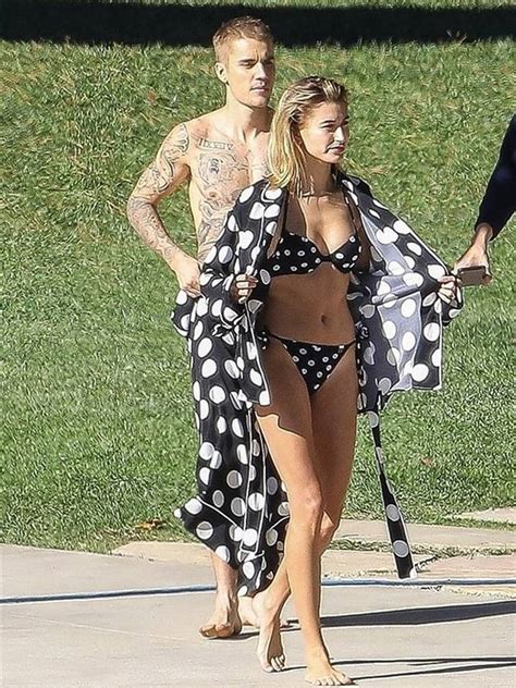 패션엔 헤일리 볼드윈♥저스틴 비버 폴카 도트 커플룩 부부 일심동체