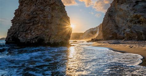 Fyriplaka 해변과 일몰에 에게 해의 파도 밀로스 섬 키클라데스 그리스 사진 Unsplash의 밀로스 이미지