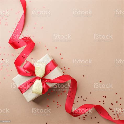 질감 활과 깃털로 장식 된 갈색 배경에 공예 선물 상자 로맨틱 발렌타인 럭셔리 분위기를 조성 생일기념일 선물 12월에 대한 스톡