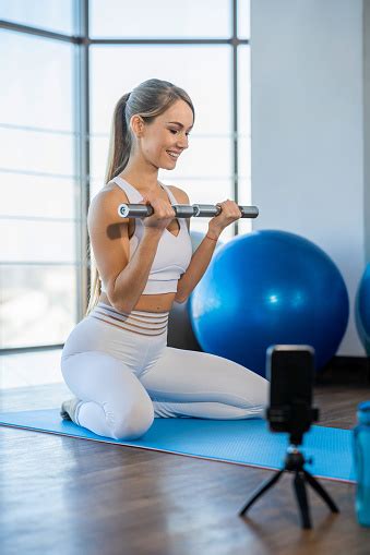 쾌활한 여성 피트니스 블로거 기록 운동 와 아령 에 스마트 폰 카메라 30 34세에 대한 스톡 사진 및 기타 이미지 30 34세 Fashion Show 건강한 생활