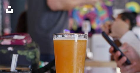 테이블 위에 앉아있는 오렌지 주스 한 잔 사진 Unsplash의 무료 효모는 장인의 맥주를 양조합니다 이미지