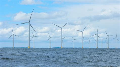 바다의 풍차 공원 풍력 터빈과 함께 공중 사진 Flevoland 네덜란드 Ijsselmeer 프리미엄 사진
