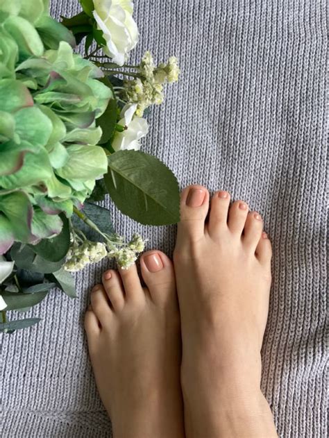 Педикюр френч в 2025 г Красивые ногти Маникюр Идеи для ногтей