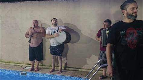 ქეიფი აუზზე Youtube